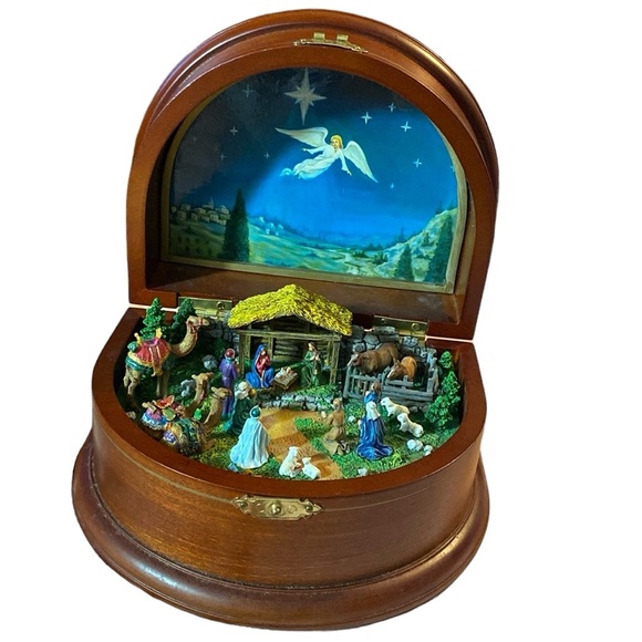 Danbury Mint | Accents | Vintage Danbury Mint The Nativity Music Box ...